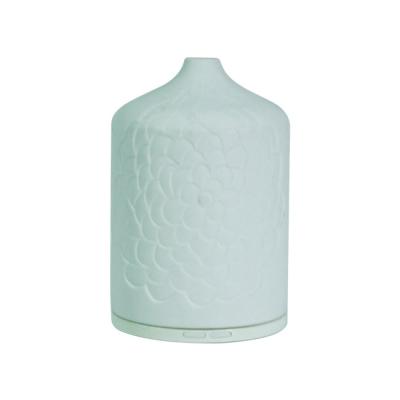 Cina Stanza essenziale ceramica 10.5*16.8cm dell'umidificatore 12V 200ml del diffusore dell'olio del fiore piccola in vendita