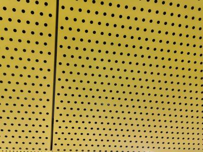Cina 16/16/8mm MDF Formica laminato Legno pannelli acustici perforati soffitto piastrelle Tavola muraria in vendita