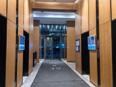 China 0.5mm Micro-geperforeerde akoestische houten wandpanelen decoratieve houten planken gebouw lobby Te koop