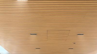 Cina 28/4mm Piastrelle di soffitto Legno Ardesia Pannello acustico Tavola sonora di legno Materiale da costruzione in vendita
