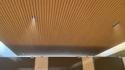 Cina 28/4mm Piastrelle di soffitto Legno Ardesia Pannello acustico Tavola sonora di legno Materiale da costruzione in vendita