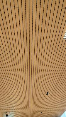 Cina 28/4mm Piastrelle di soffitto Legno Ardesia Pannello acustico Tavola sonora di legno Materiale da costruzione in vendita