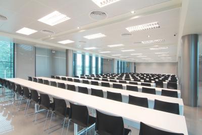 China Plafondtegel van conferentiezaal RAL9016 Wit PVDF-microporforated aluminiumcomposite panels Te koop