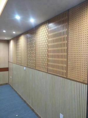 Cina Piastrelle di soffitto in legno pannelli acustici a scanalatura pannelli di parete assorbimento acustico pannello di isolamento in vendita