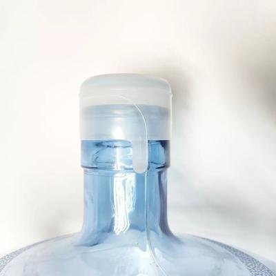 China Botella de agua de 20 litros con tapa anti derrames, tipo PE blanco con forro de goma en venta