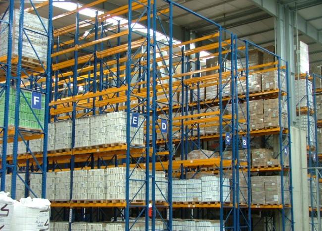 Steel selective pallet rack installation in warehouse