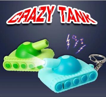 China O tanque criativo novo do produto do presente conduziu o keychain com luz conduzida à venda