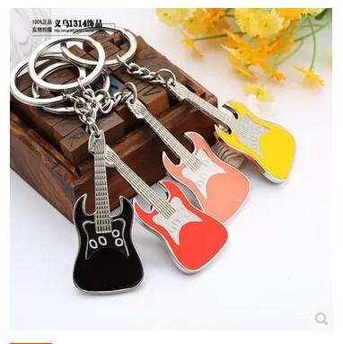 China Keyrings criativos novos do keychain do guita do metal do produto do presente à venda