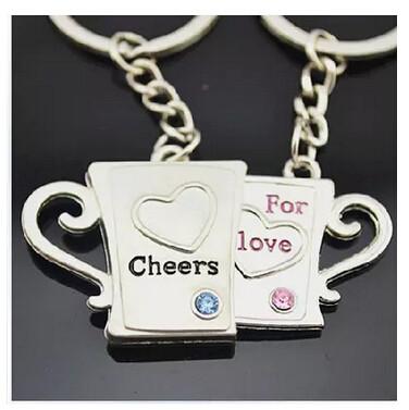 China Keyrings criativos novos do keychain do presente de casamento do copo do elogio do produto do presente à venda