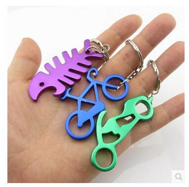 China Keyrings criativos novos do keychain do abridor de garrafa do metal do produto do presente à venda