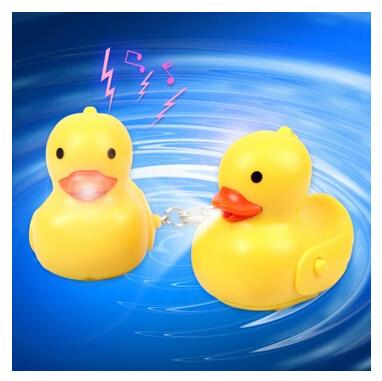 China O pato amarelo animal dos desenhos animados criativos novos do presente conduziu keyrings claros do keychain com som à venda