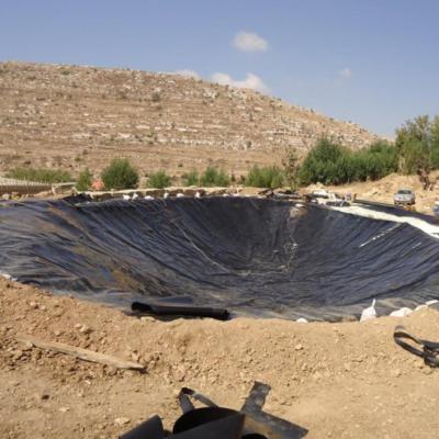 Cina Carta di rivestimento di stagni in LLDPE per il progetto di riserva in Malesia 1m-8m Larghezza materiale HDPE in vendita