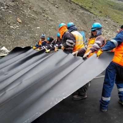 China Dubbele gladde HDPE-geomembraan De perfecte waterdichte voering voor afvalverwijderingslocaties Te koop