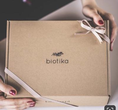 Cina Bollettini ondulati bianchi stampati riciclati per le merci di spedizione in vendita