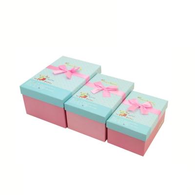 Cina Contenitore di regalo su ordinazione dell'amica che imballa l'imballaggio duro del cartone di rosa dell'arco con il coperchio in vendita