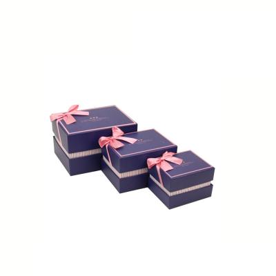 Cina Contenitore di regalo su ordinazione dell'amica che imballa l'imballaggio duro del cartone di rosa dell'arco con il coperchio in vendita