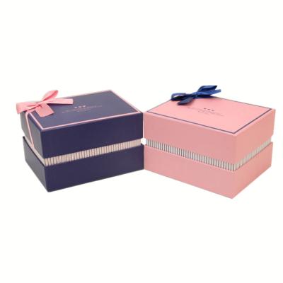 Cina Contenitore di regalo su ordinazione dell'amica che imballa l'imballaggio duro del cartone di rosa dell'arco con il coperchio in vendita