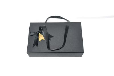 Cina Contenitore di regalo spesso decorativo grazioso di 0.95mm che imballa con le maniglie in vendita