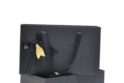 Cina Contenitore di regalo spesso decorativo grazioso di 0.95mm che imballa con le maniglie in vendita