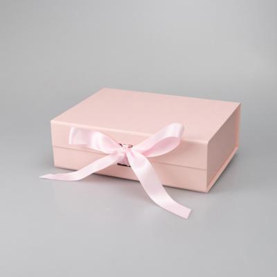 Cina Contenitore d'imballaggio piegante rosa laminato di regalo del cartone con il nastro dell'arco in vendita