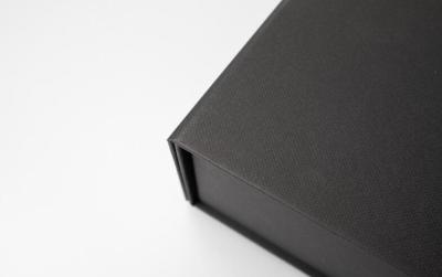 Cina Contenitore di regalo nero della festa con il nastro dell'arco riciclato coperchio del contenitore di regalo del vino della porcellana del cartone in vendita