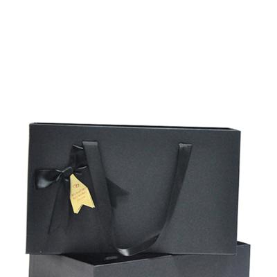 中国 リボンが付いている黒いクラフト紙のギフト用の箱 キャンデーのクッキーの布のTシャツのスカーフのパック箱 販売のため