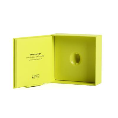 China Kundenspezifischer Matt Luxury Book Shape Product-Paket-Kasten mit innerer Klammer und hängendem Loch zu verkaufen
