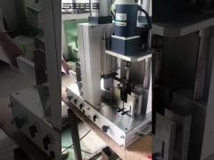 Macchina per il taglio e la punzonatura di tessuti per tende a nido d‘ape/plissé