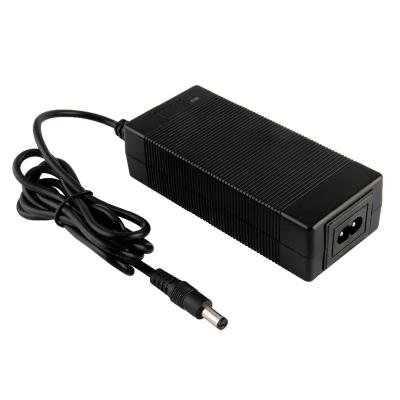 中国 CVのDC2.1ソケットを持つ一定した電圧52V 2A Ebike充電器 販売のため