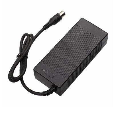 中国 CVのDC2.1ソケットを持つ一定した電圧52V 2A Ebike充電器 販売のため