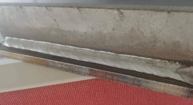 Detail of welding operation with laser tracking