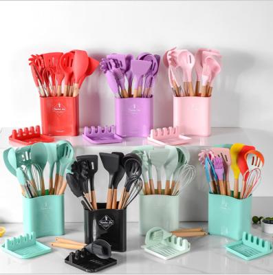 Cina Spatola del silicone della cucina messa con il set di strumenti di legno della cucina del frullino per le uova del supporto dell'alimento di cucchiaio della pala della maniglia in vendita