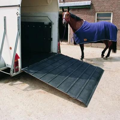 China 1.55m breedte 1.75m lengte paardenapparatuur 14mm paarden aanhangwagen oprit rubberen matten Te koop