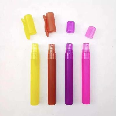 China 10ml nieuwe Aankomst Veel van de het Parfumnevel van de Kleurenverstuiver Plastic de Flessenparfum Pen With Clip Cap Te koop