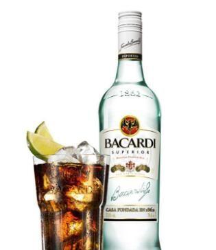 Cina imbottigliatrice del liquore della macchina di rifornimento della bevanda alcolica 1.5kw Ss316 in vendita