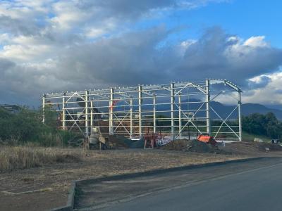China Hot DIP Galvanized Steel Structure Building with Corrugated Roof Cladding for sale