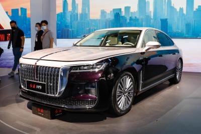 中国 EBDの安全特徴および2.0Lエンジンを搭載するHongqiの低燃費の自動車7.1L/100km 販売のため