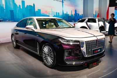 中国 EBDの安全特徴および2.0Lエンジンを搭載するHongqiの低燃費の自動車7.1L/100km 販売のため