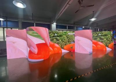 China Pantallas LED flexibles y suaves para interiores HD P1.9/P2.6 de 500*500/500*1000 mm, para escenarios en venta