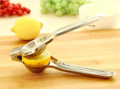 China Stainless Steel Handmade Juicer Home Lemon Clip Mini Juicer Creative Spray Orange Juice Pomegranate Juice Set for sale