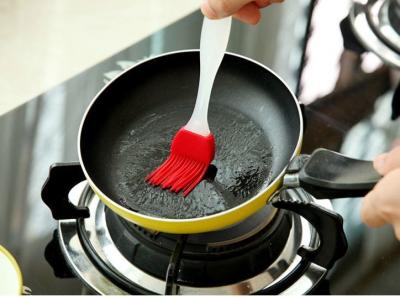 China Kitchen silicone brush barbecue brush baking high temperature lint-free food barbecue tool brush oil seasoning brush for sale