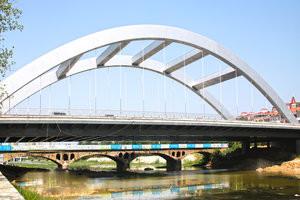 China Heavy Duty Steel Bridge Fabrication Weather Resistant Pedestrian Bridge Kits For Scenic Areas / Industrial Zones for sale