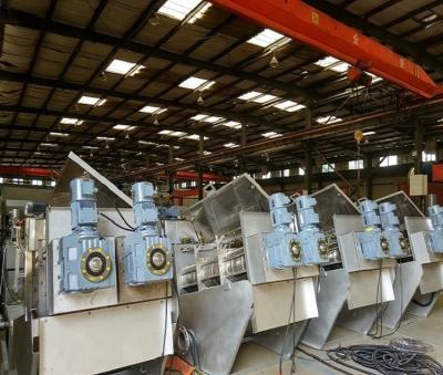 Cina Macchina avanzata per la depurazione dei fanghi a presse a vite con dosaggio automatico e trasportatore senza albero in vendita