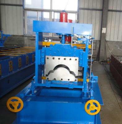 Cina tetto Ridge Cap Roll Forming Machine Cr12 del metallo 50Hz in vendita