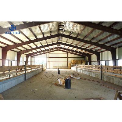 Cina Heavy-Duty Livestock Shed Design Prefab Steel Cow Horse Stable per l'efficienza del laboratorio in vendita