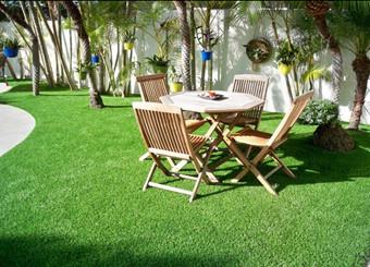Cina prato inglese sintetico d'abbellimento dell'erba del tappeto erboso artificiale di 50mm per il giardino in vendita