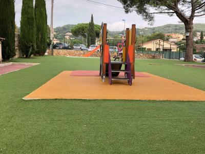 Cina L'erba sintetica tappezza l'erba artificiale dell'interno del tappeto erboso dell'erba tappeto 20mm del giardino in vendita