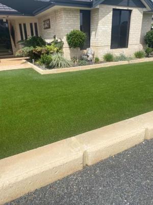 Cina Il pavimento falso verde all'aperto dell'erba tappezza il tappeto erboso artificiale sintetico per il giardino in vendita