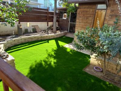 Cina Erba artificiale del giardino ad alta densità della pavimentazione per resistenza UV del tappeto erboso sintetico in vendita