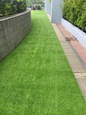 Cina Tappeto erboso sintetico 35mm di prezzi artificiali dell'erba della decorazione del giardino di buona qualità per abbellire in vendita